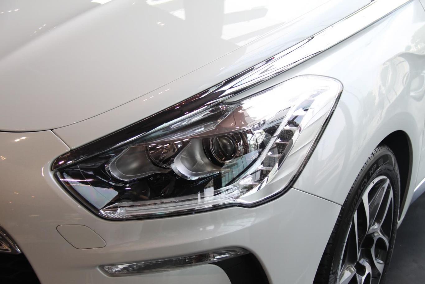 【DS 5(进口)1.6T 手自一体 尊享版大灯侧45度俯拍图片-汽车图片大全】-易车