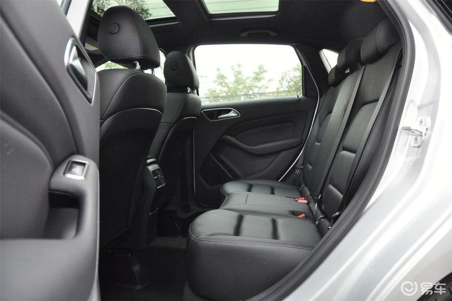 【奔驰B级2015款B 200 时尚版后排空间体验汽车图片-汽车图片大全】-易车