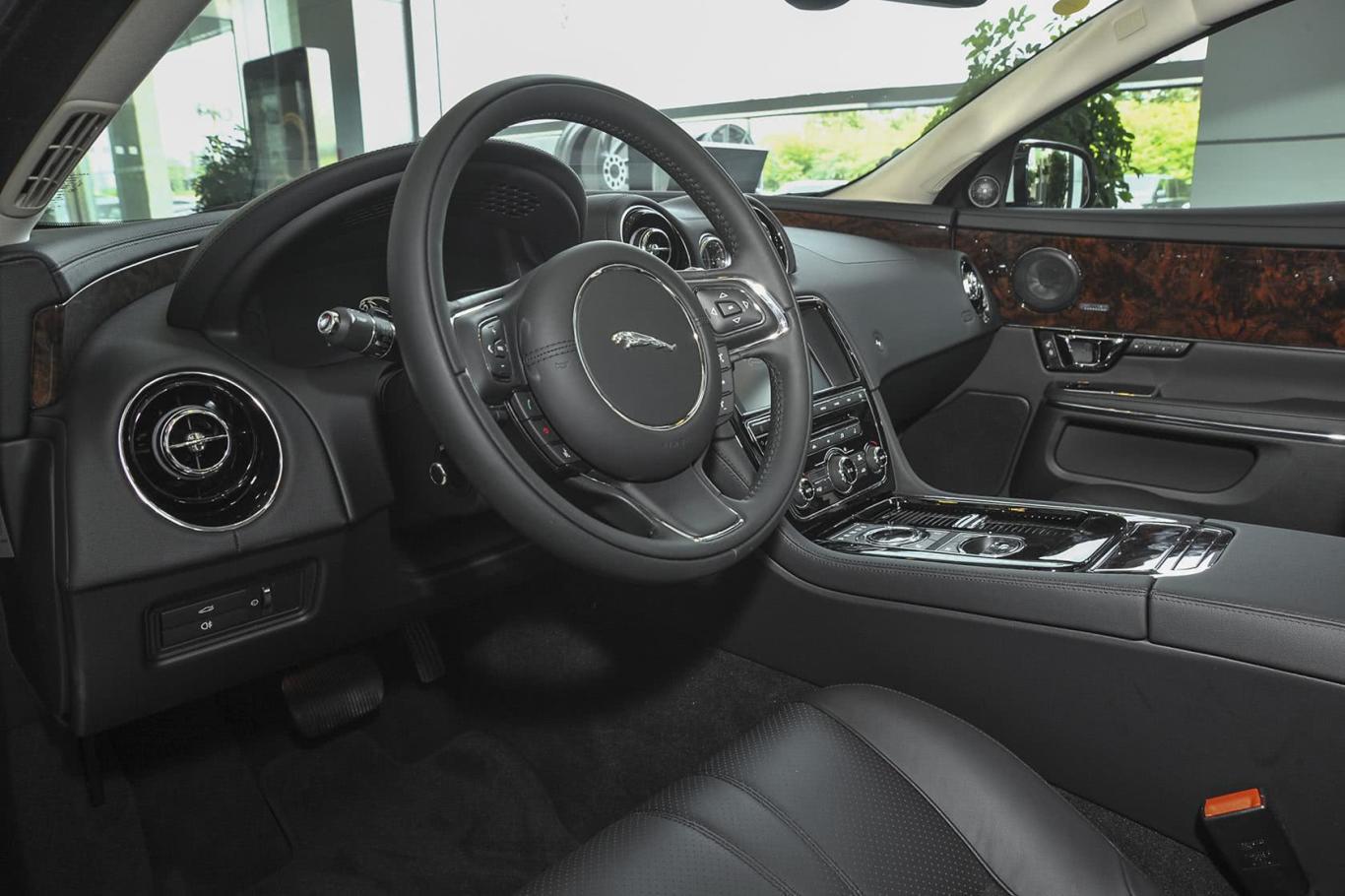 【捷豹XJ3.0SC 手自一体 四驱 全景商务版 80周年典藏版内饰图片-汽车图片大全】-易车