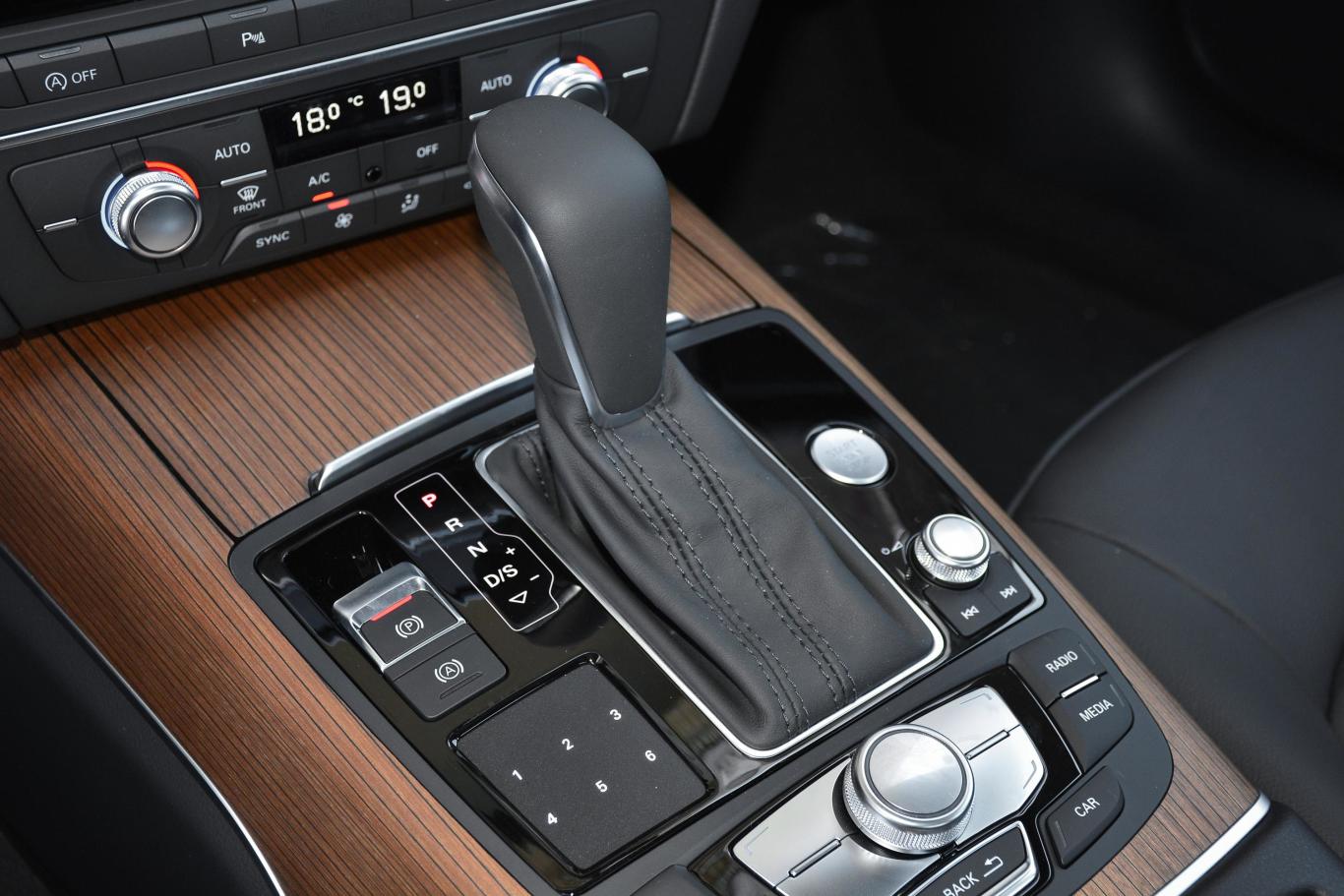 【奥迪A6L30周年纪念版 30 FSI 风尚版内饰图片-汽车图片大全】-易车