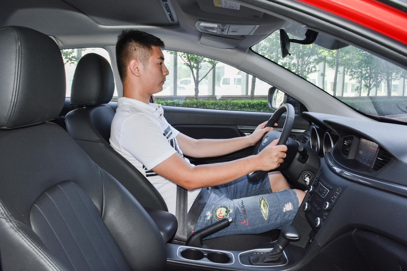 【奔腾B501.4T 手自一体 20周年纪念版前排空间体验图片-汽车图片大全】-易车