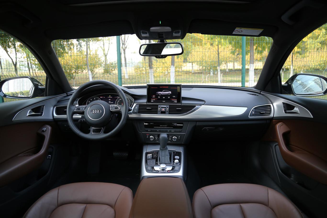 【奥迪A6L30周年纪念版 35 TFSI 运动版内饰全景正拍图片-汽车图片大全】-易车
