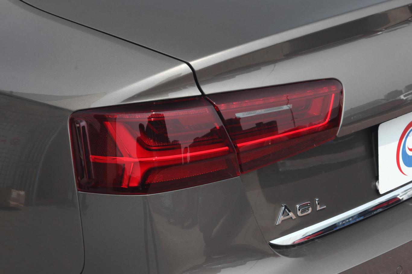 【奥迪A6L30周年纪念版 35 TFSI 时尚版尾灯侧45度俯拍图片-汽车图片大全】-易车