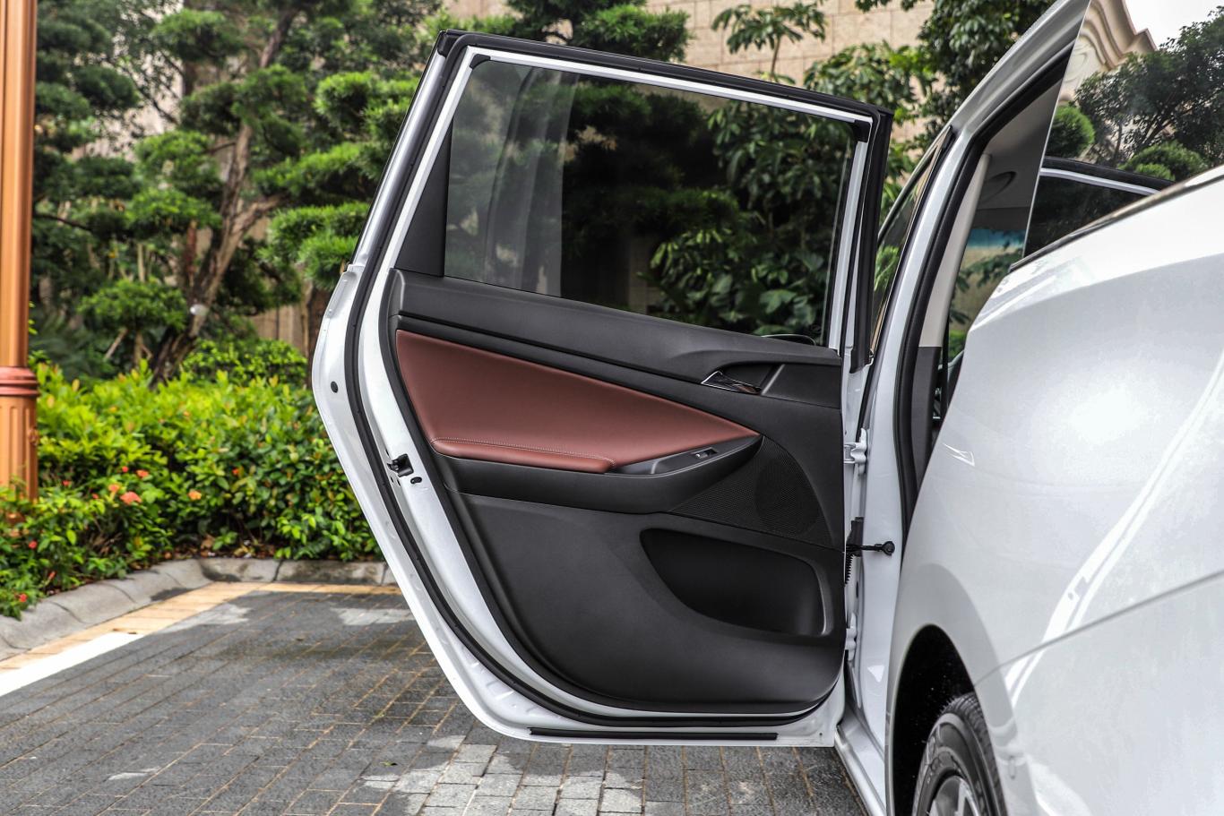 【别克GL618T 互联豪华版 5座 国V空间图片-汽车图片大全】-易车