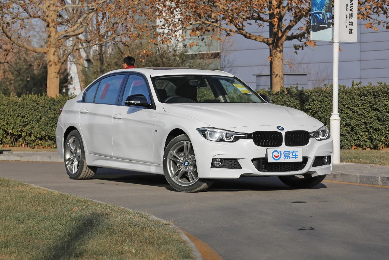 【宝马3系320Li M运动曜夜版侧前45度车头向右水平图片-汽车图片大全】-易车