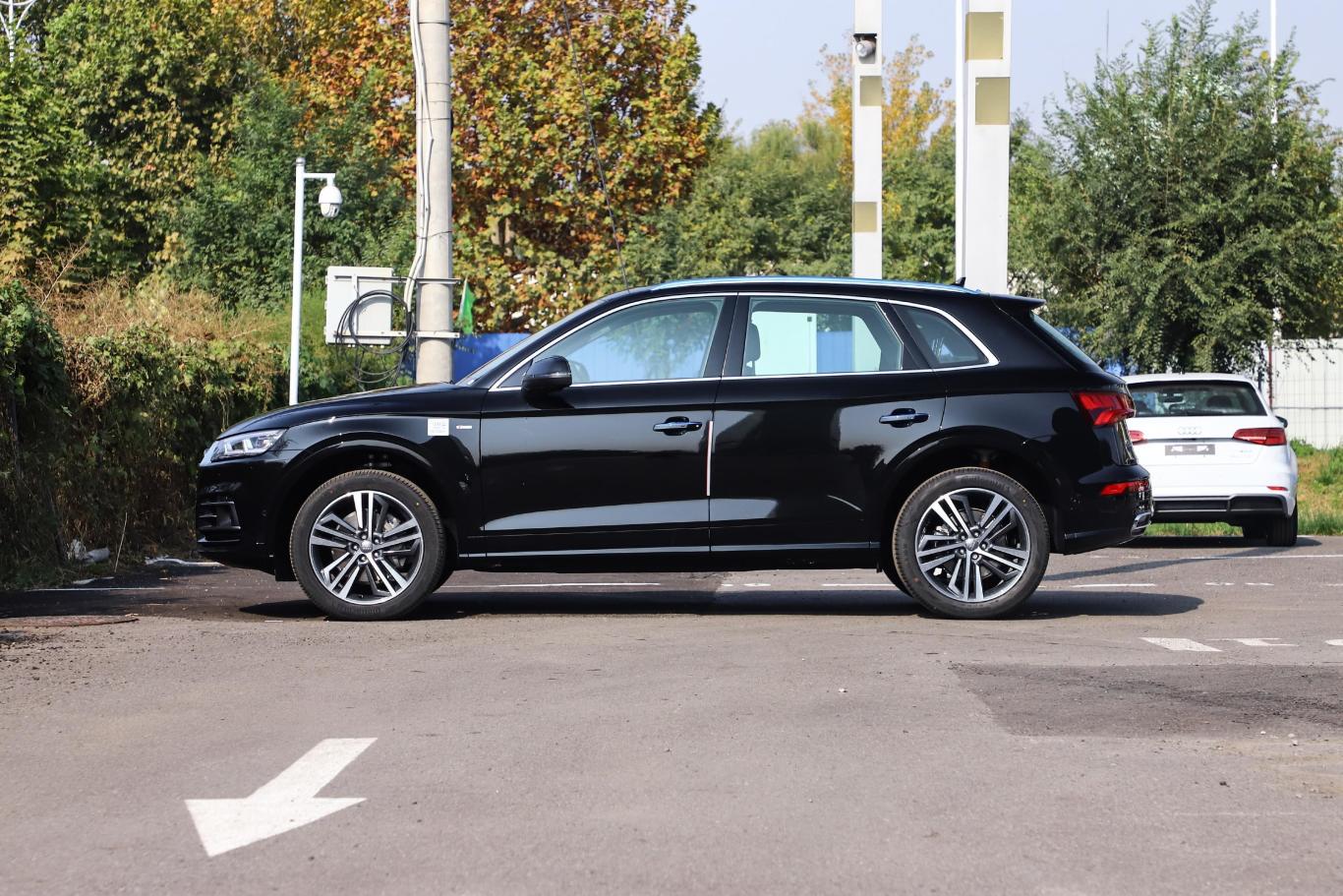 【奥迪Q5L45 TFSI 尊享豪华运动版 国VI正侧车头向左水平图片-汽车图片大全】-易车