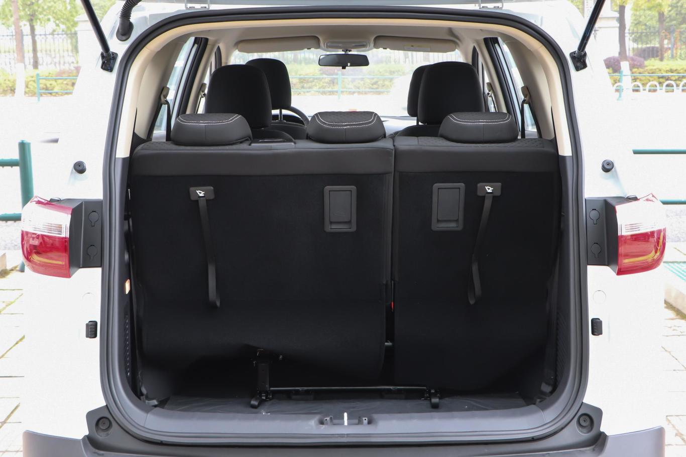 【长安欧尚A8001.6L 手动 舒适型 国V后备厢空间特写图片-汽车图片大全】-易车