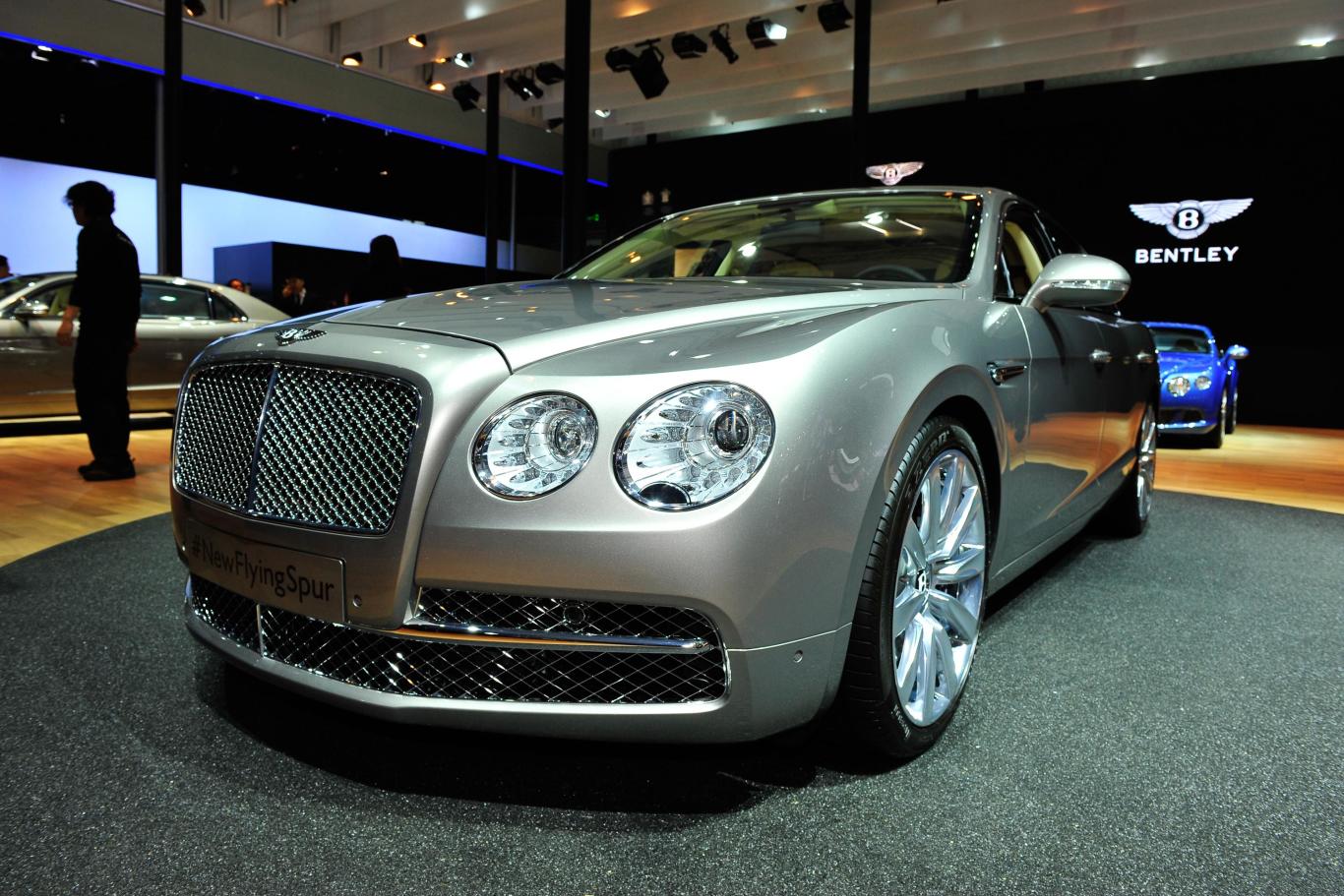 【飞驰6.0T W12 尊贵版侧前45度车头向左水平图片-汽车图片大全】-易车