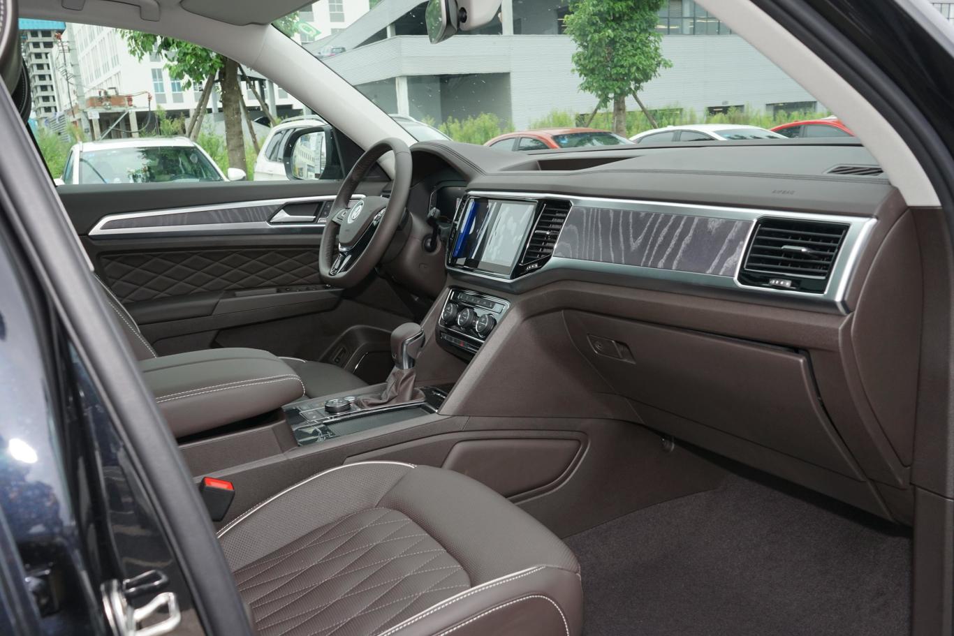 【途昂改款 530 V6 四驱 尊崇旗舰版内饰全景副驾驶员方向图片-汽车图片大全】-易车