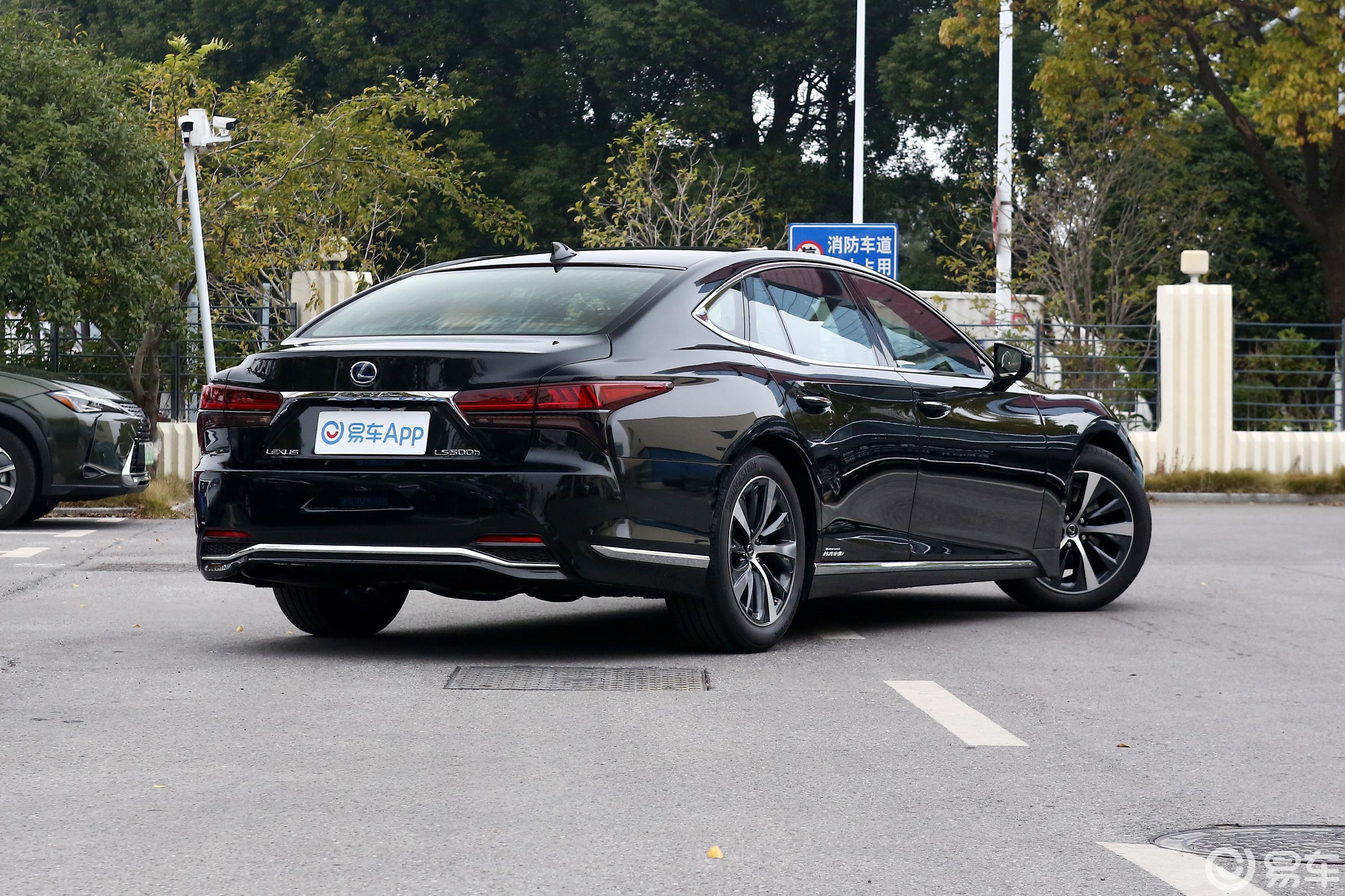 【雷克萨斯LS500h 卓越版侧后45度车头向右水平图片-汽车图片大全】-易车