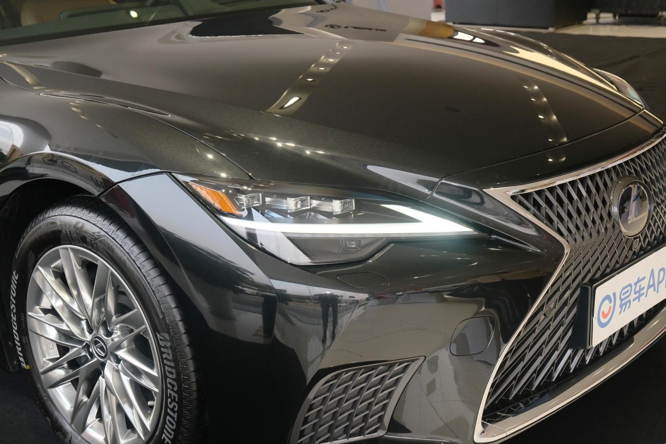 【雷克萨斯LS500h 豪华版大灯侧45度俯拍图片-汽车图片大全】-易车