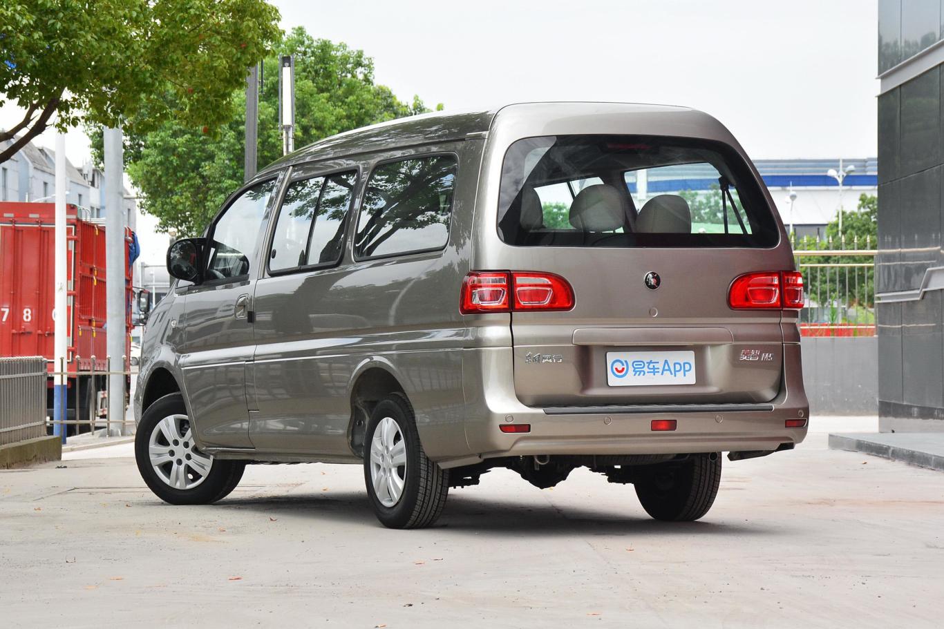 【菱智M5L 1.6L 奋斗基本型 7座侧后45度车头向左水平图片-汽车图片大全】-易车