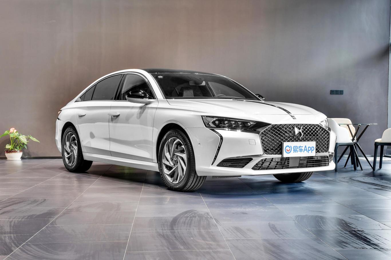 【DS 945THP 蒙马特进取版侧前45度车头向右水平图片-汽车图片大全】-易车