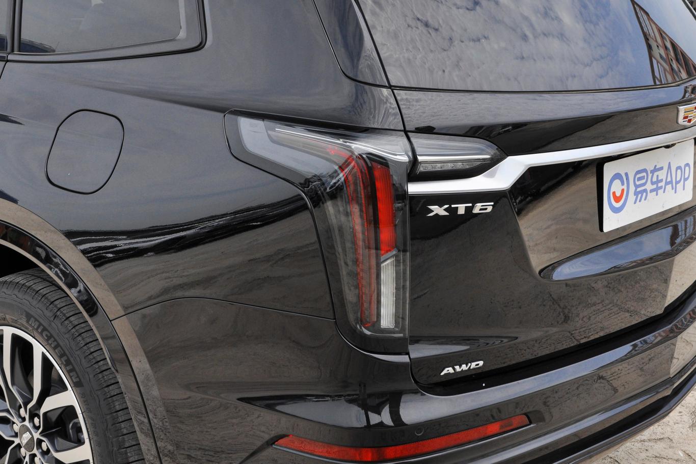【凯迪拉克XT6轻混 2.0T 四驱尊贵型 6座尾灯侧45度俯拍图片-汽车图片大全】-易车