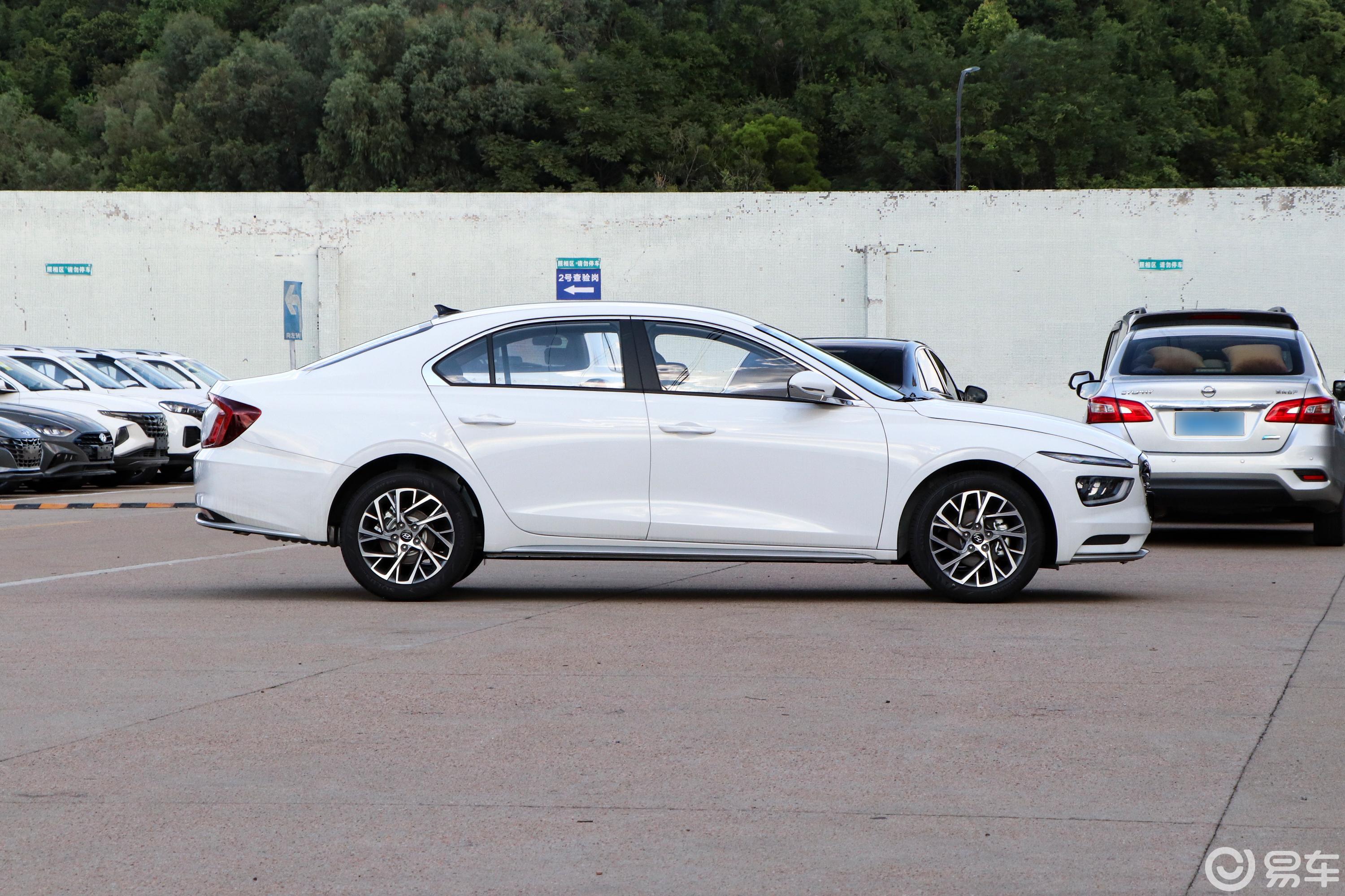 【名图1.8L CVT 领先版GLS正侧车头向右水平图片-汽车图片大全】-易车