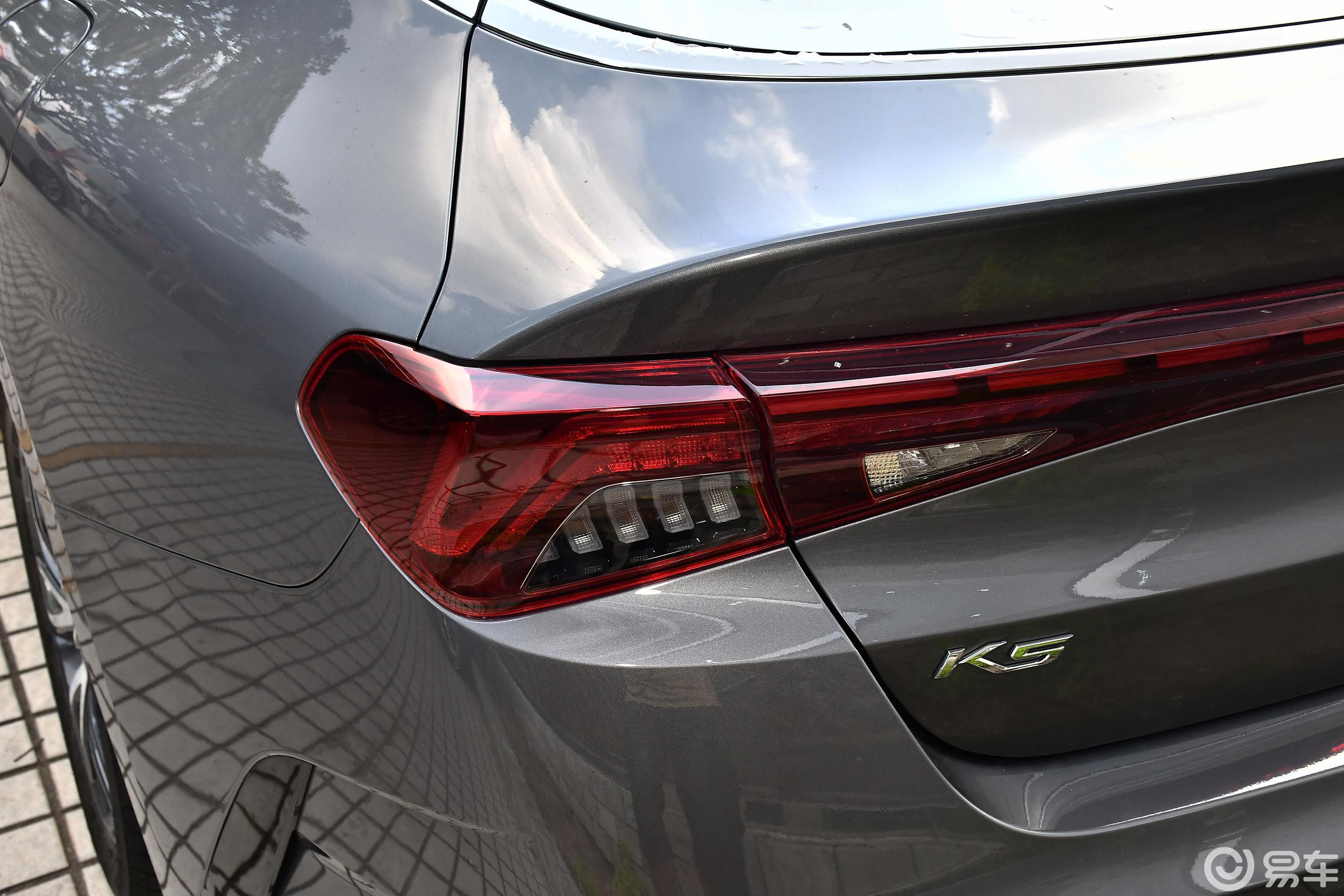 【起亚K5270T CVVD 时尚版尾灯侧45度俯拍图片-汽车图片大全】-易车