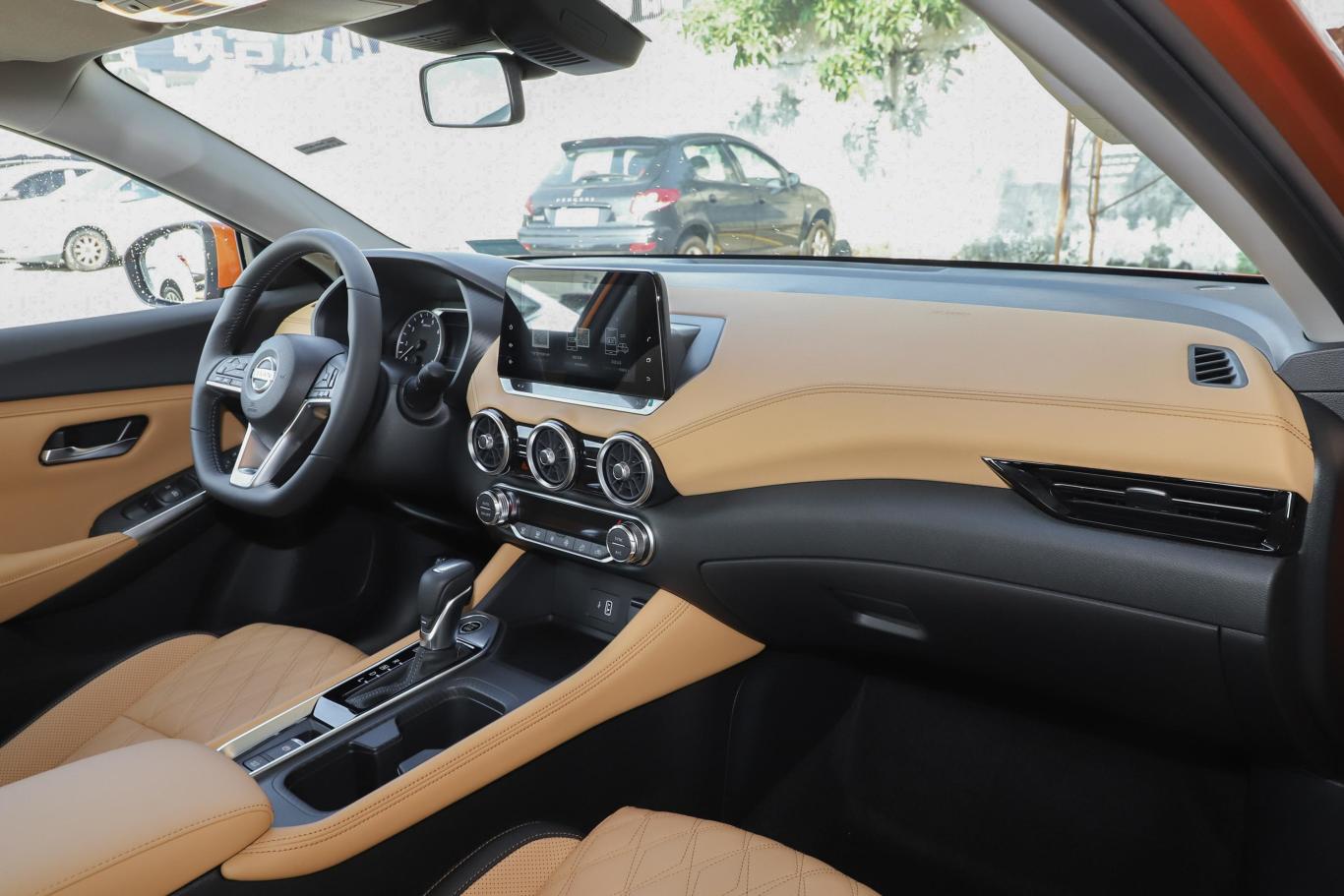 【轩逸1.6L CVT TOP奢享版内饰全景副驾驶员方向图片-汽车图片大全】-易车