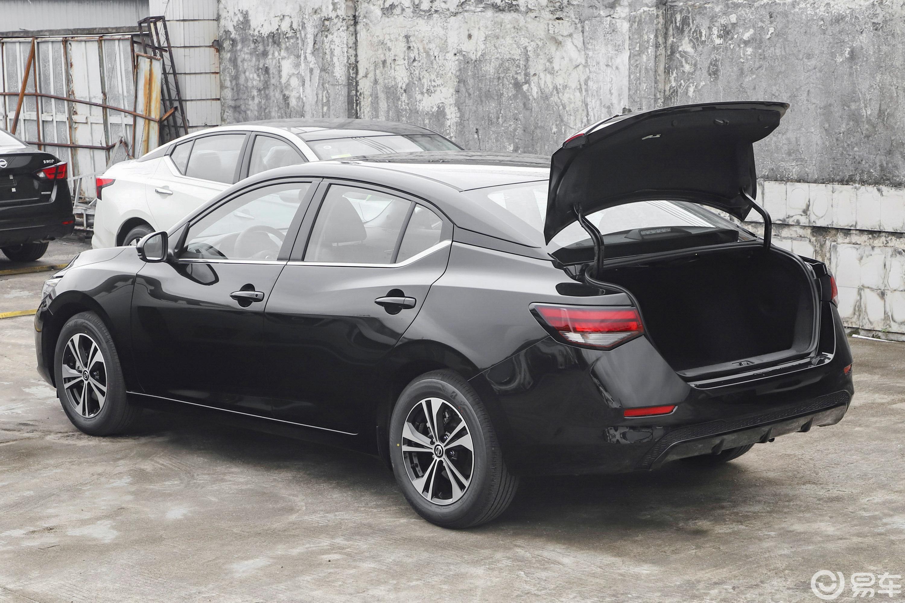 【轩逸1.6L CVT XL智享版后备厢开启45度侧拍图片-汽车图片大全】-易车