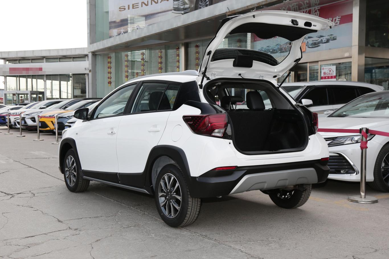 【YARiS L 致炫致炫X 1.5L CVT 豪华PLUS版后备厢开启45度侧拍图片-汽车图片大全】-易车