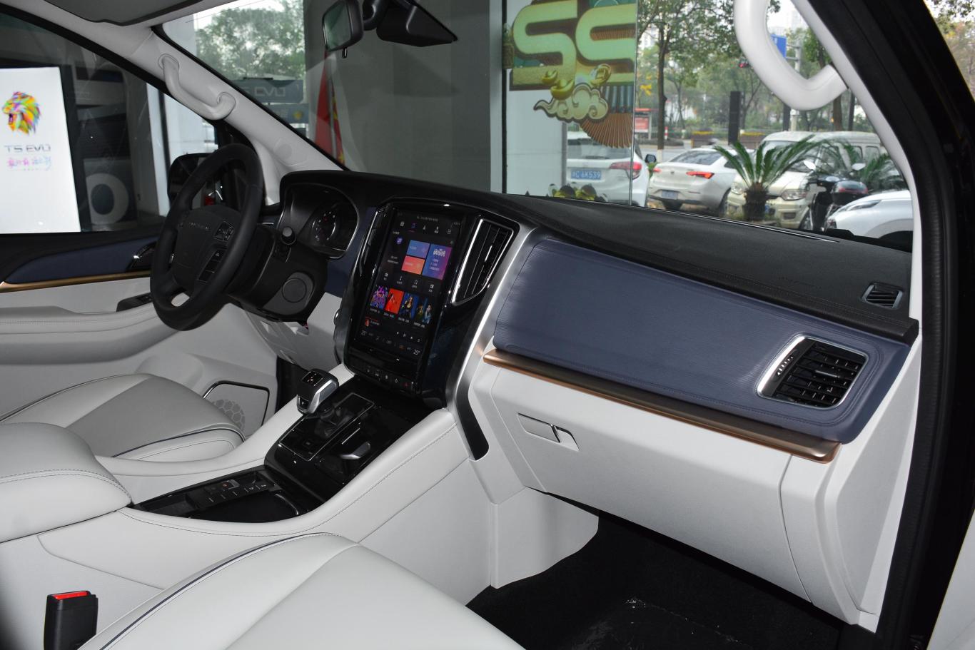 【风行M7领爵款 2.0T 自动公爵版内饰全景副驾驶员方向图片-汽车图片大全】-易车