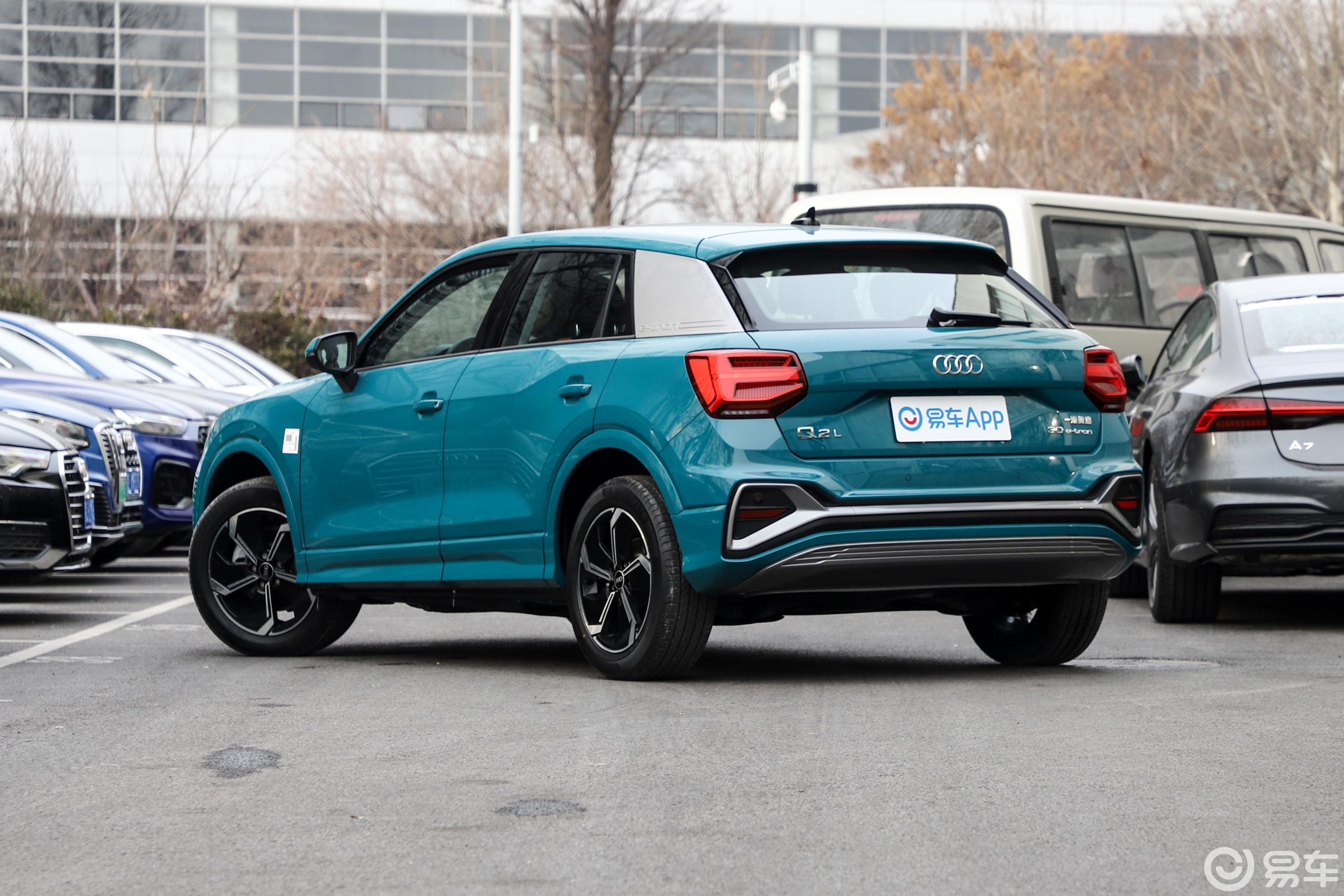 【奥迪Q2L e-tron纯电智享型侧后45度车头向左水平图片-汽车图片大全】-易车