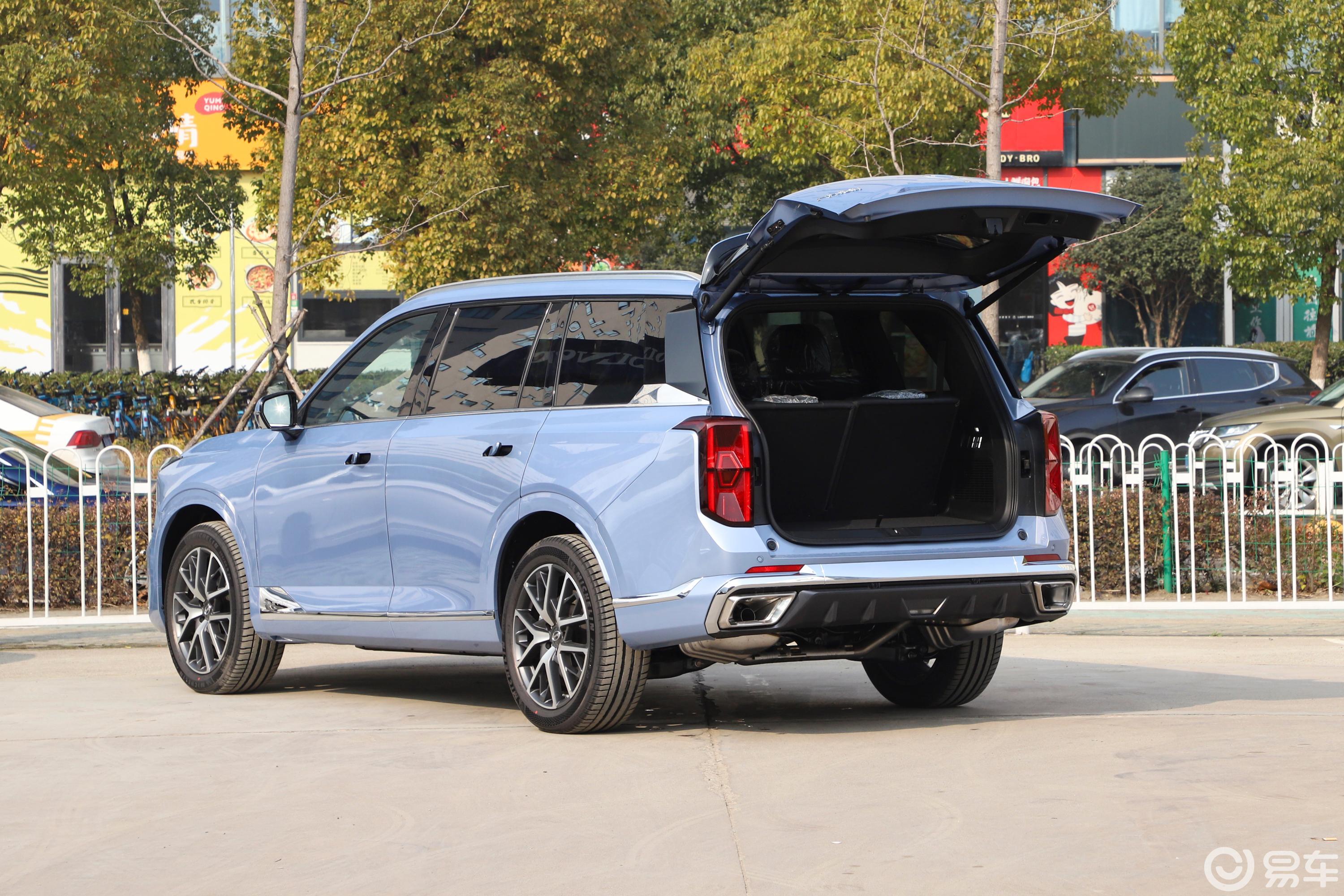 【传祺GS8双擎 2.0T 四驱尊贵版 7座后备厢开启45度侧拍图片-汽车图片大全】-易车