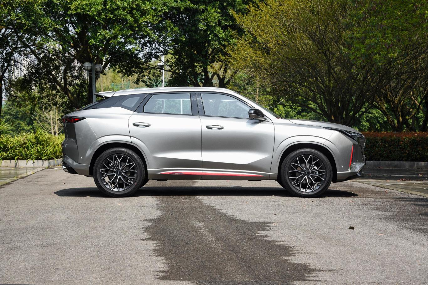 【长安欧尚Z6蓝鲸 2.0T 自动智远型正侧车头向右水平图片-汽车图片大全】-易车