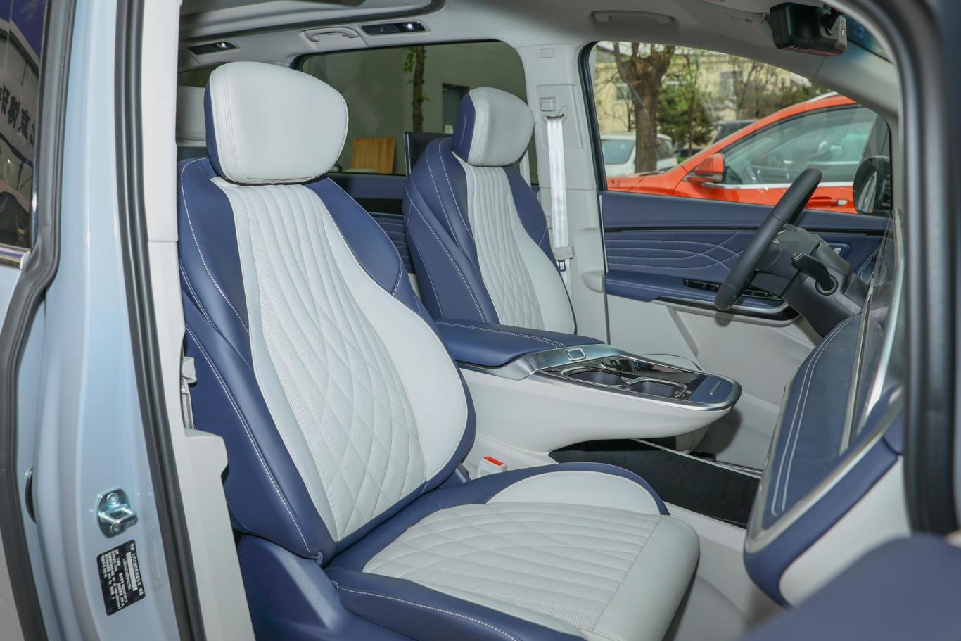 【大通G902.0T 星际旗舰版 6座后排空间图片-汽车图片大全】-易车