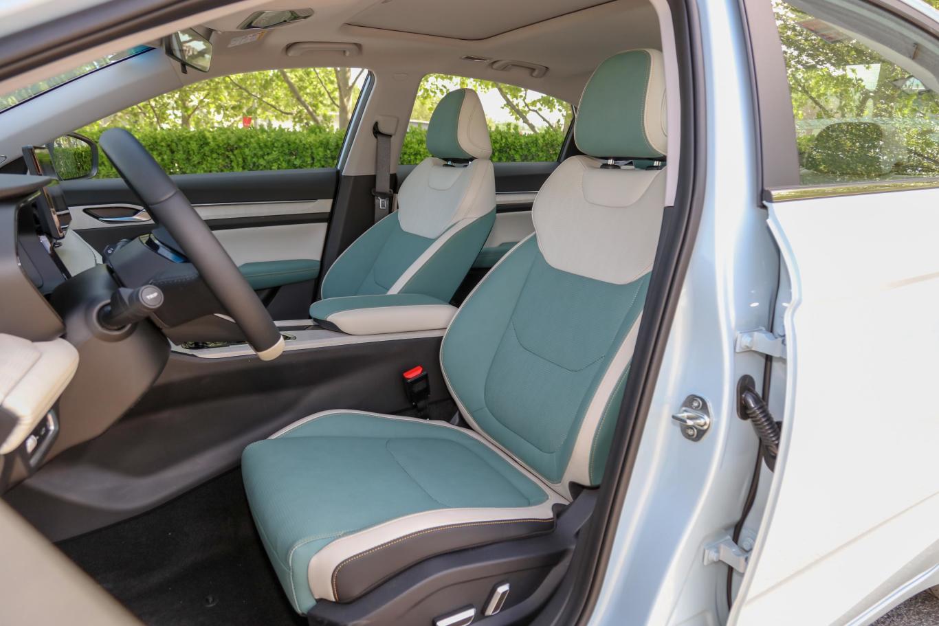 【帝豪L HiP1.5TD-DHT Pro 100km Super睿驾驶员座椅图片-汽车图片大全】-易车