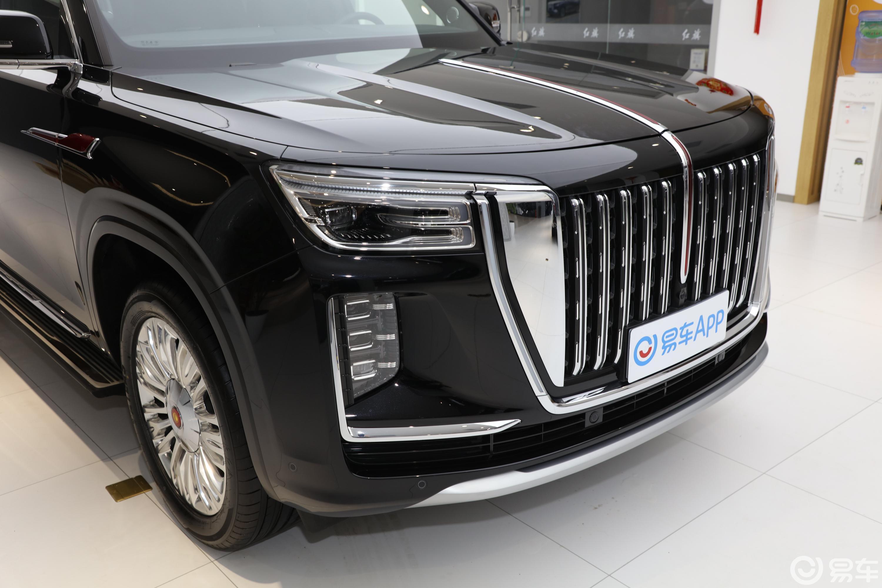 【红旗LS74.0T 典雅旗航版 6座前格栅侧俯拍图片-汽车图片大全】-易车