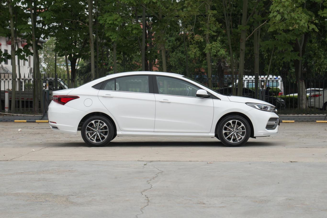 【艾瑞泽GX冠军版 1.5L CVT 尊享版正侧车头向右水平图片-汽车图片大全】-易车