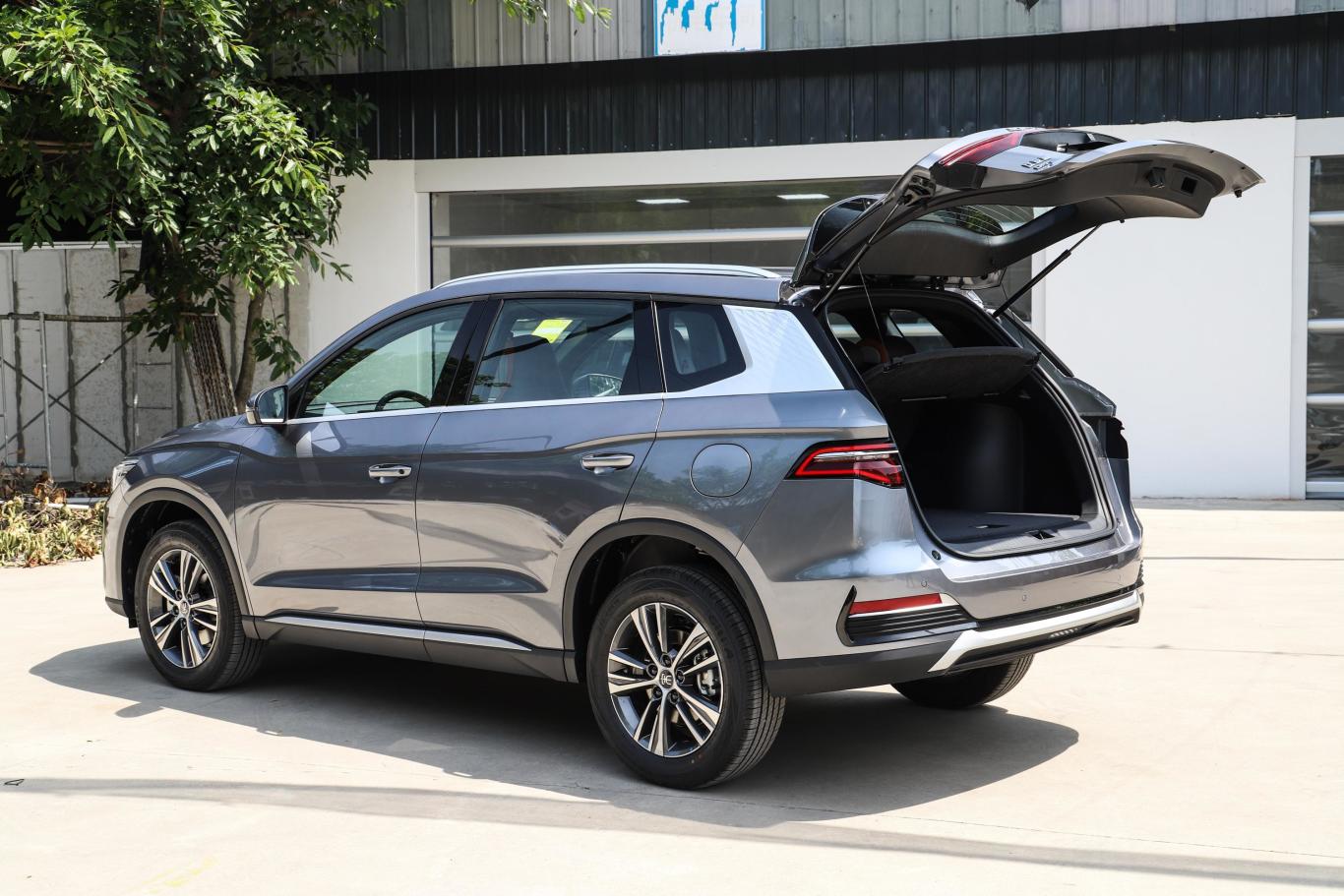 【宋Pro新能源DM-i 1.5L 51KM 豪华型后备厢开启45度侧拍图片-汽车图片大全】-易车
