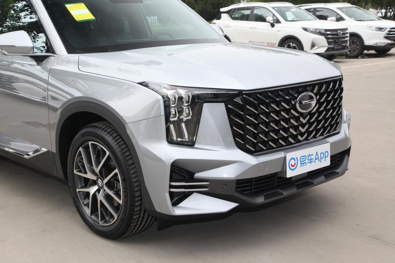 【传祺GS82.0T 两驱豪华智联版 6座前格栅侧俯拍图片-汽车图片大全】-易车