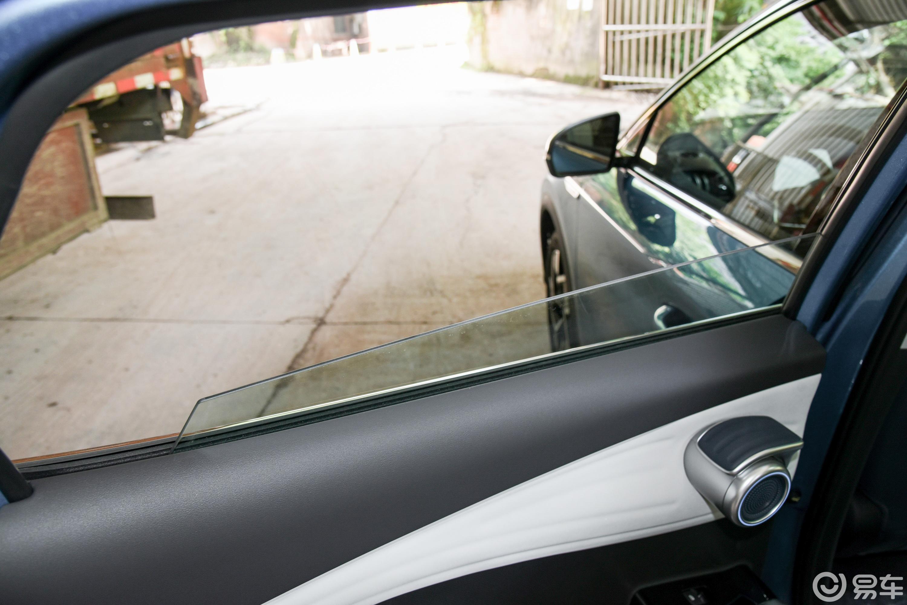 【元PLUS510KM 旗舰型PLUS后排玻璃材质特写图片-汽车图片大全】-易车