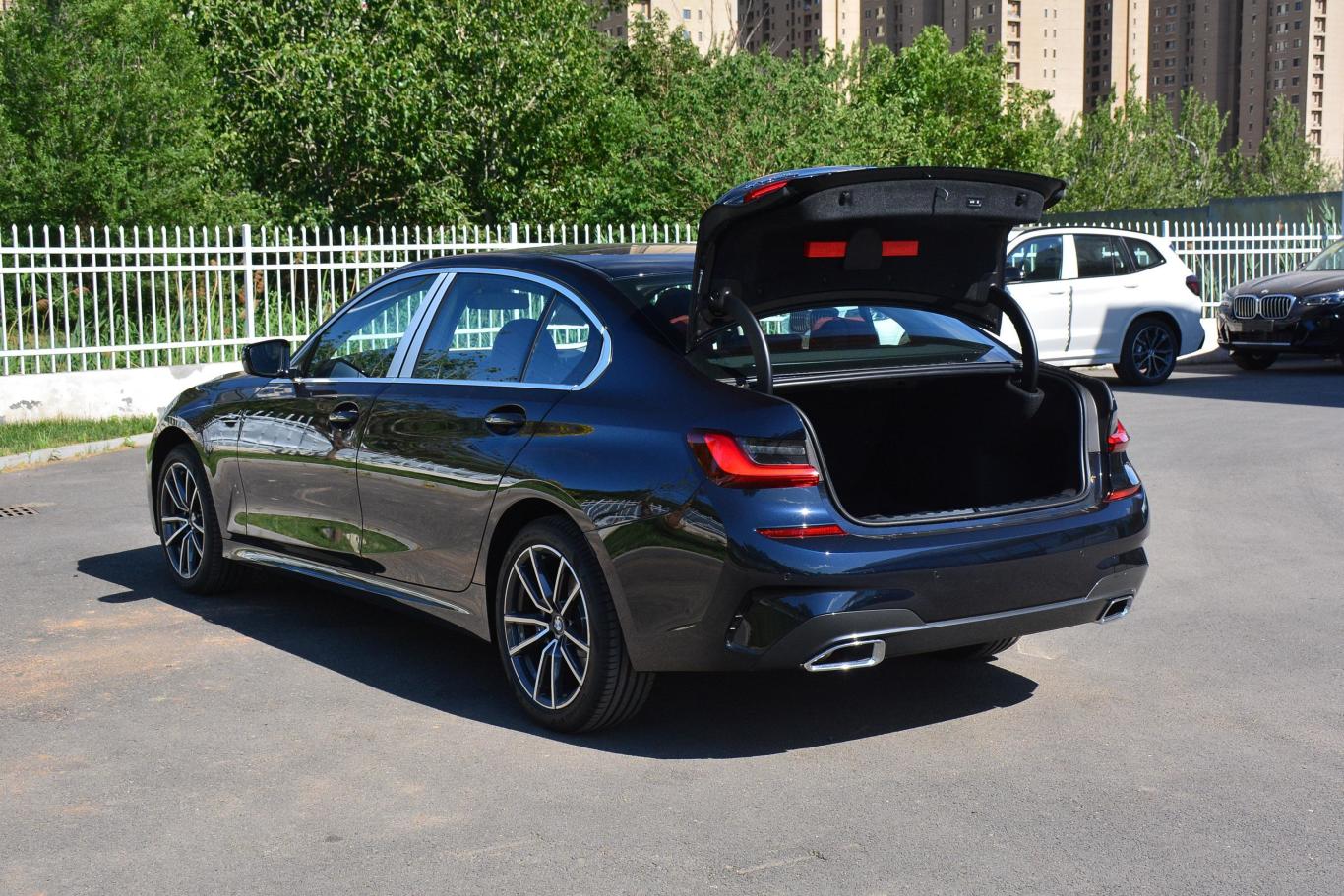 【宝马3系改款 325Li xDrive M运动套装后备厢开启45度侧拍图片-汽车图片大全】-易车