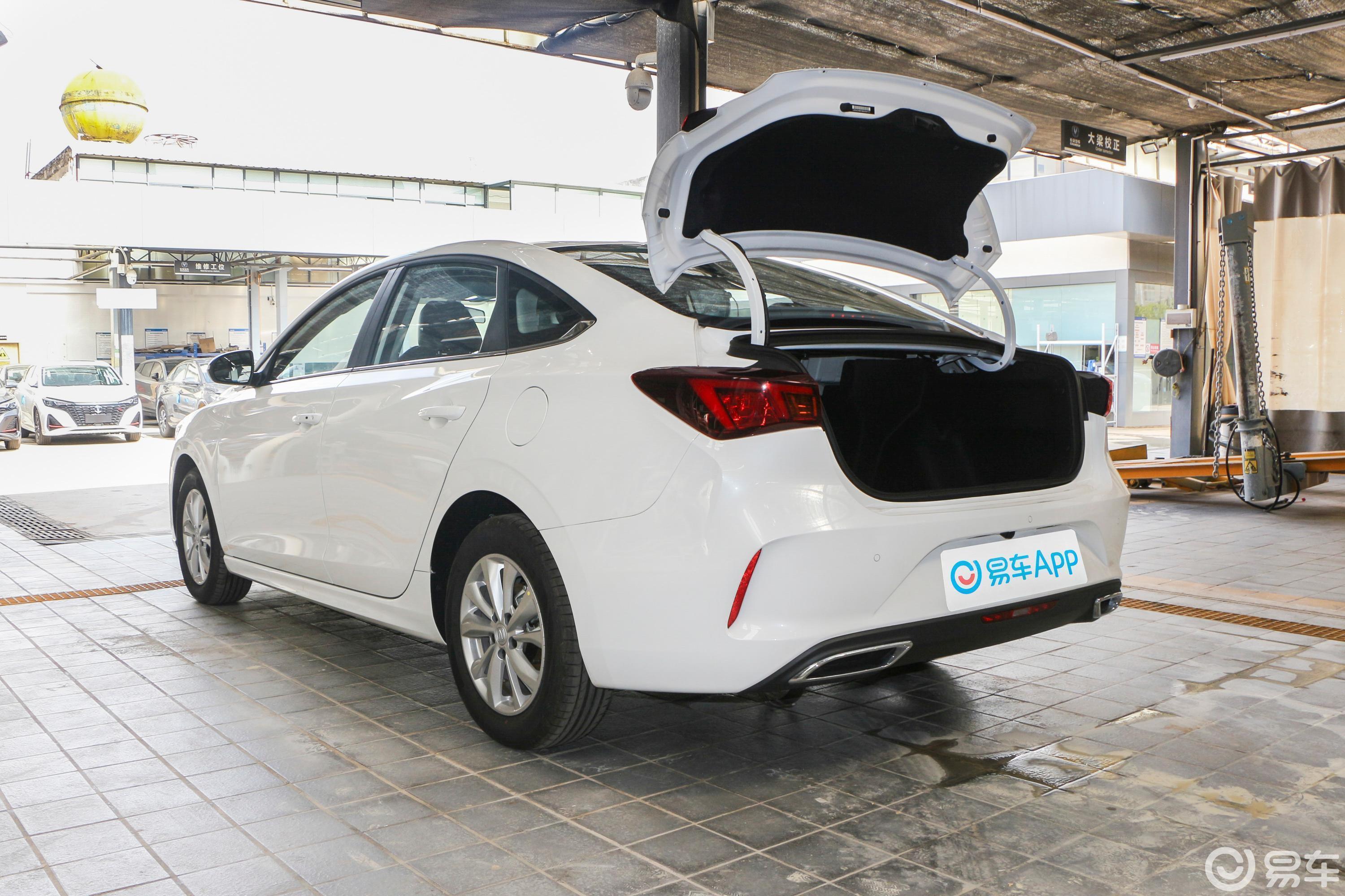 【逸动PLUS 1.6L GDI 手动精英版后备厢开启45度侧拍图片-汽车图片大全】-易车