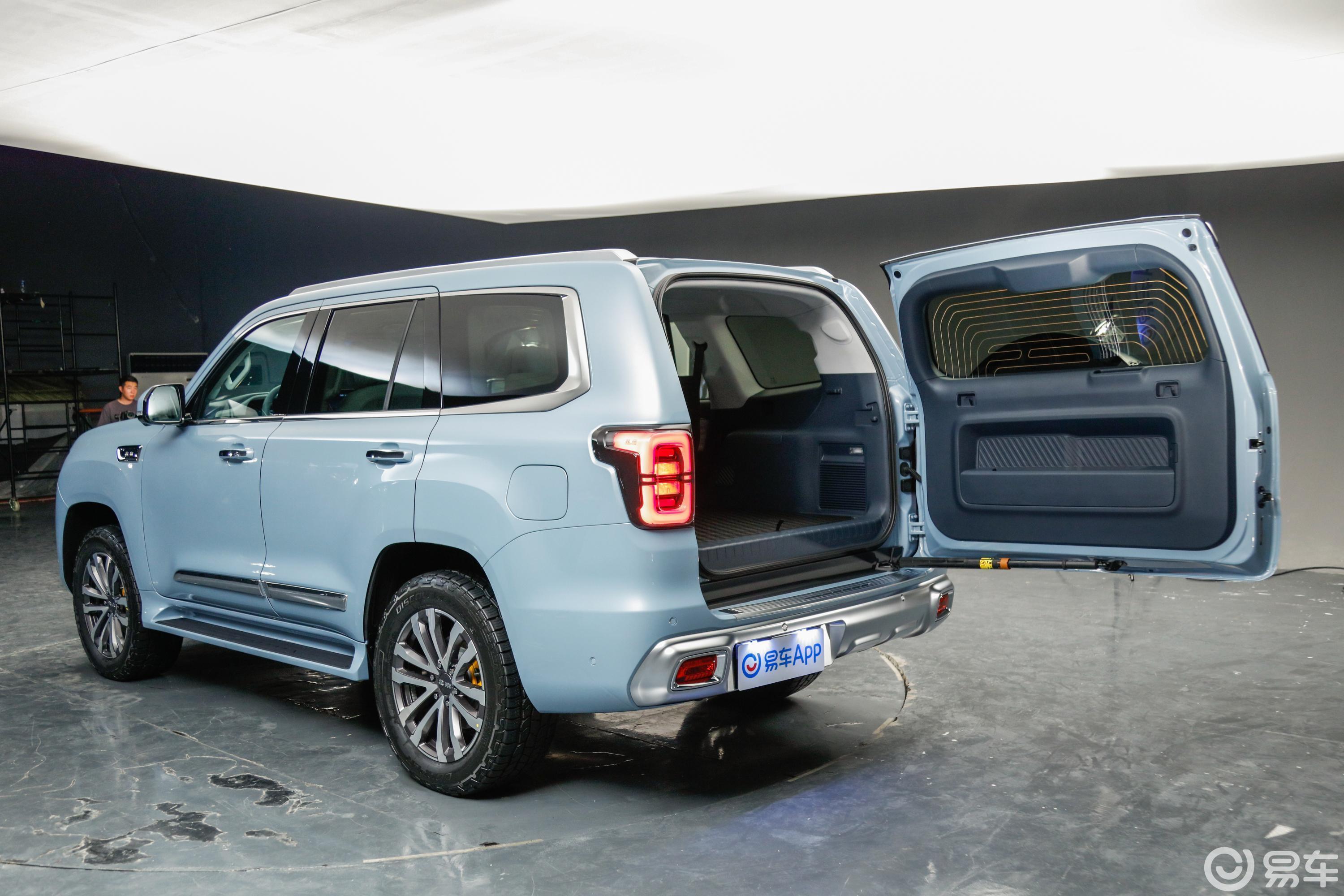 【北京BJ602.0T 十一版 5座 汽油后备厢开启45度侧拍图片-汽车图片大全】-易车