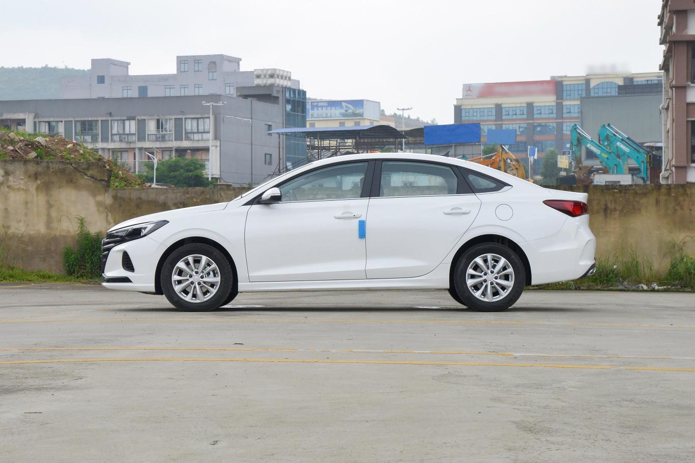 【逸动PLUS 1.6L GDI CVT精英版正侧车头向左水平图片-汽车图片大全】-易车