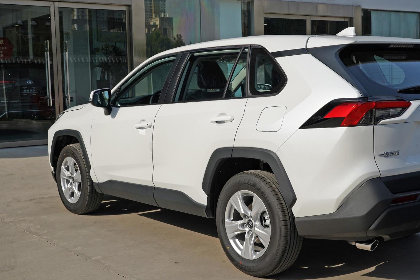 【RAV4荣放2.0L CVT两驱都市版外观细节图片-汽车图片大全】-易车