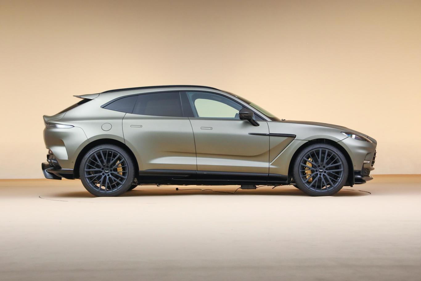 【阿斯顿·马丁DBX4.0T V8 707正侧车头向右水平图片-汽车图片大全】-易车