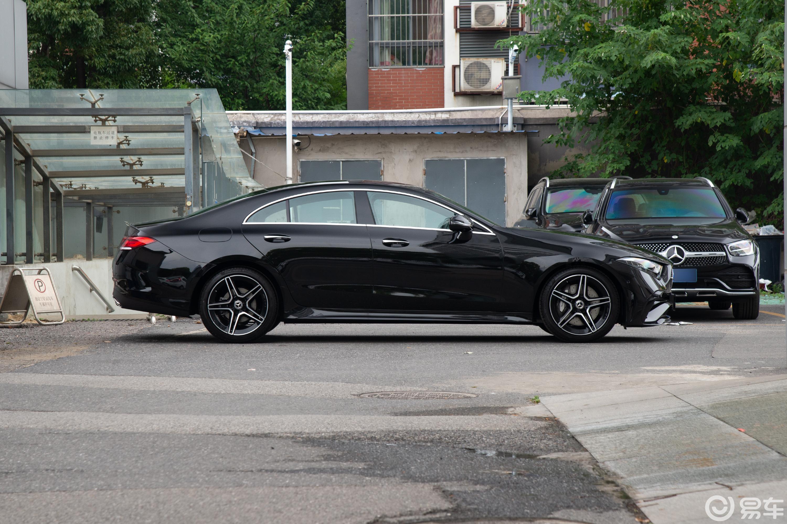 【奔驰CLS级CLS 300 动感型正侧车头向右水平图片-汽车图片大全】-易车