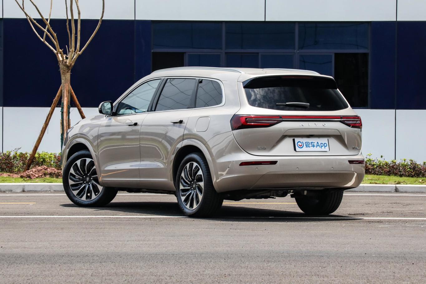 【问界M71.5T 200km 四驱豪华版侧后45度车头向左水平图片-汽车图片大全】-易车