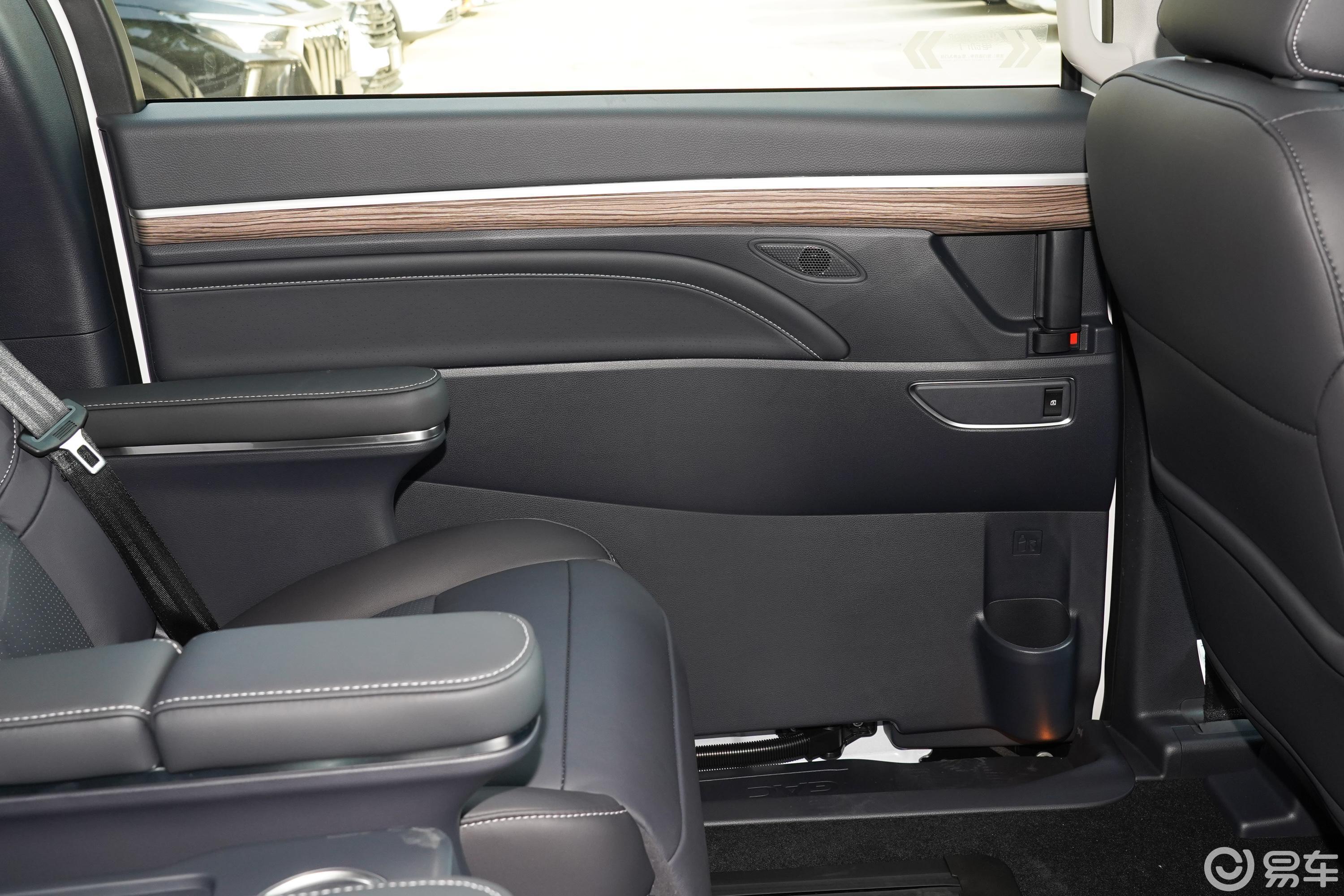 【传祺M8大师系列 390T 至尊版 7座后备箱图片-汽车图片大全】-易车