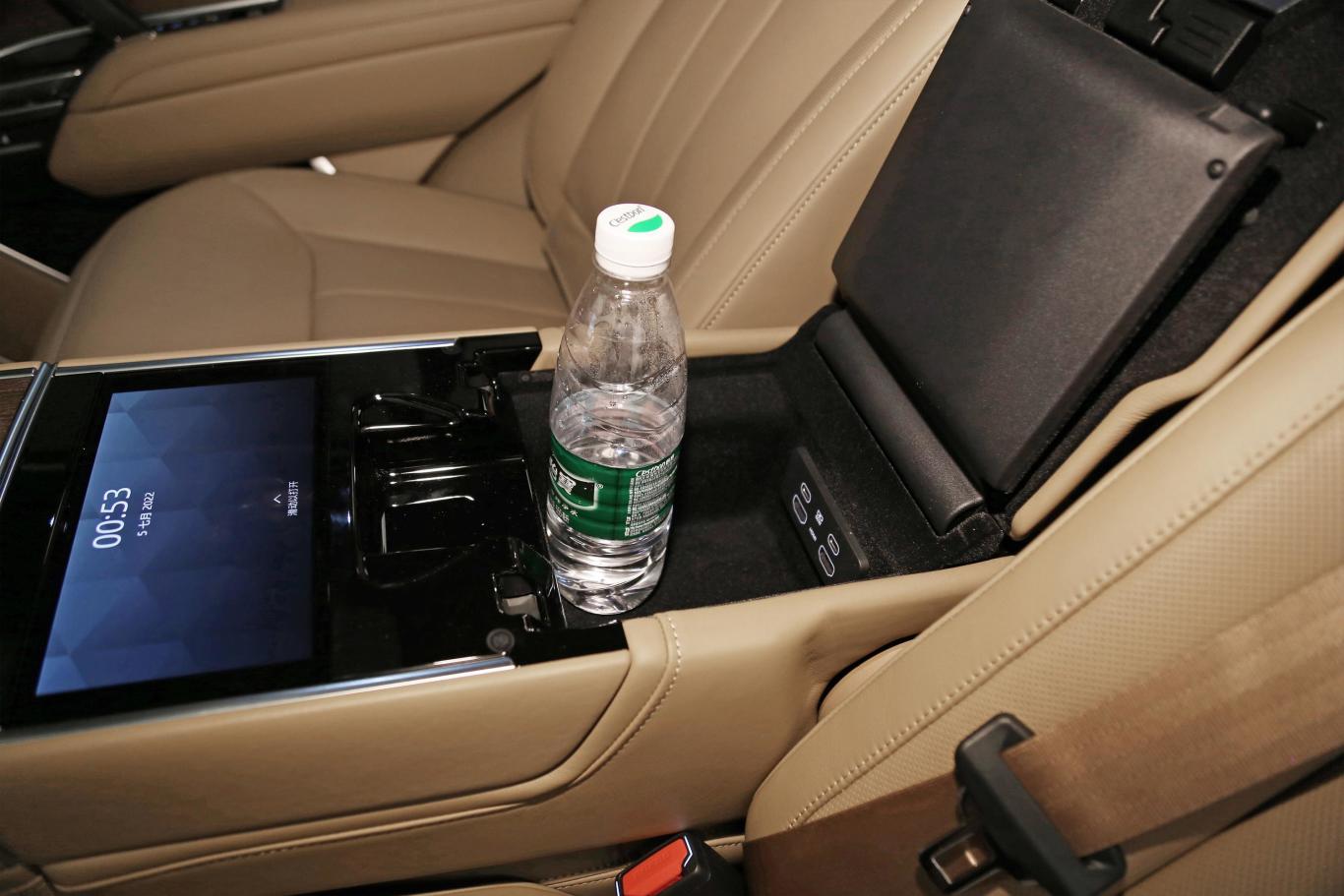 【揽胜3.0 L6 400PS 典范加长版 5座后排(第二排)杯架图片-汽车图片大全】-易车