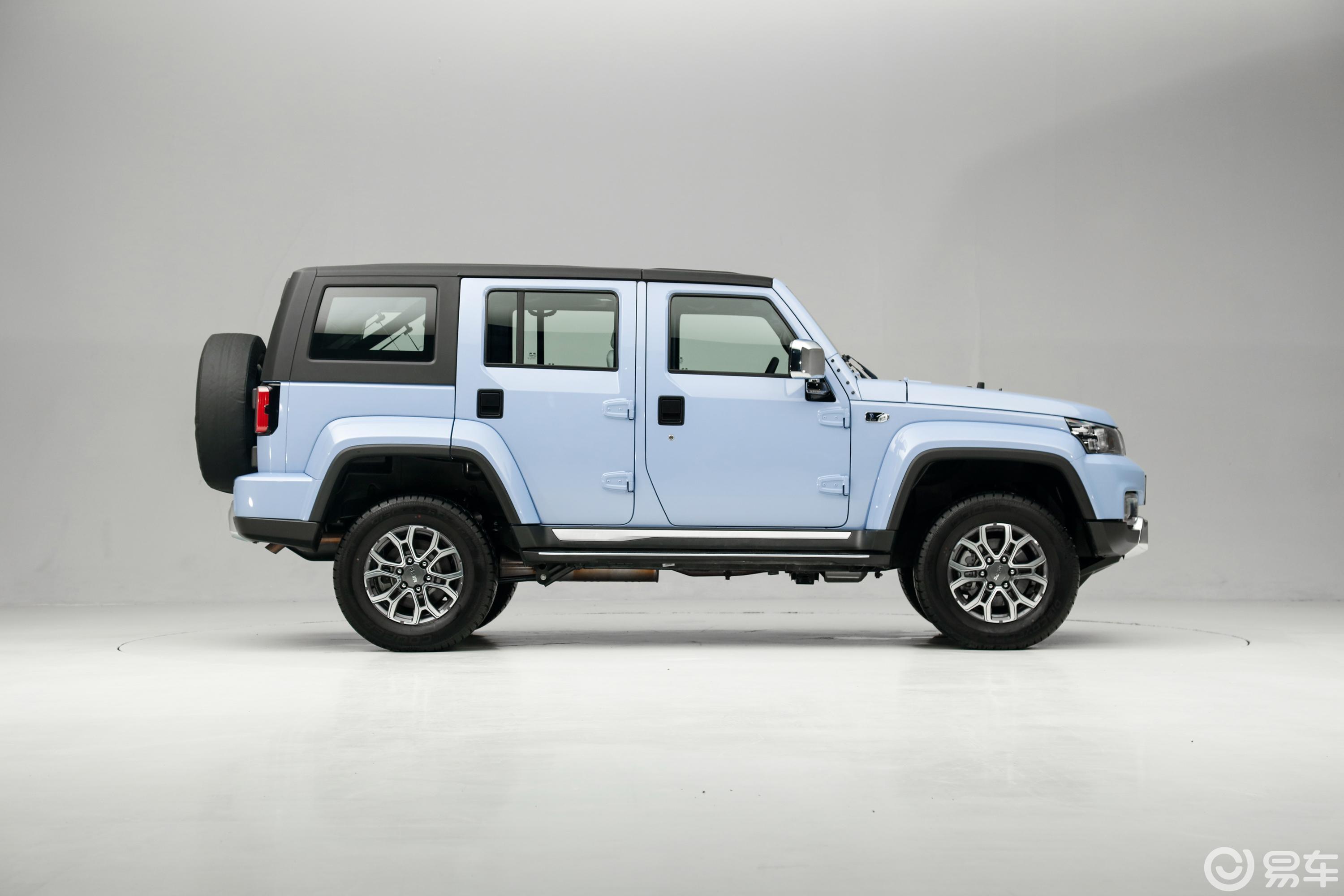 【北京BJ40城市猎人版 2.0T 自动四驱至尊版 汽油正侧车头向右水平图片-汽车图片大全】-易车