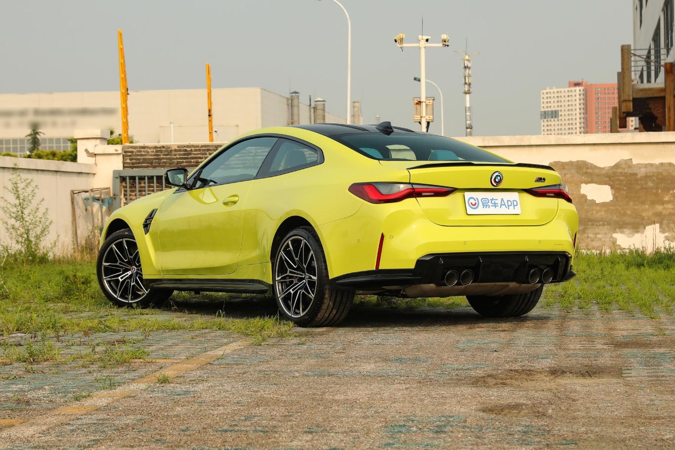 【宝马M450周年版 M4 双门轿跑车 雷霆版侧后45度车头向左水平图片-汽车图片大全】-易车