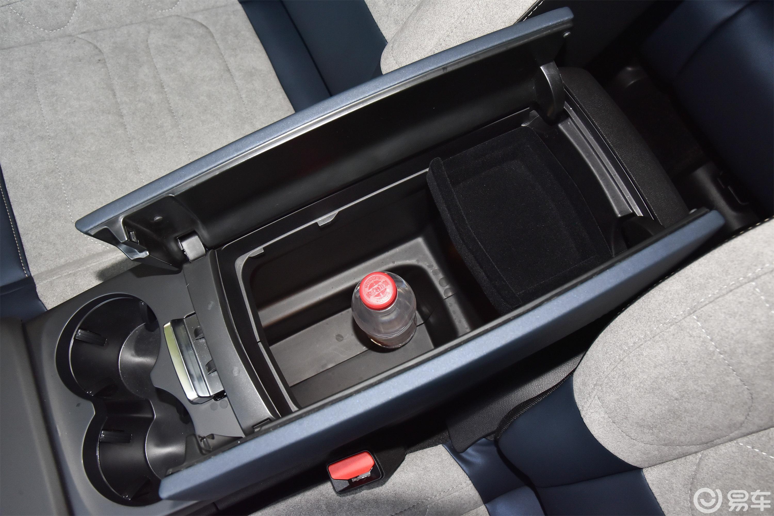 【天逸 C5 AIRCROSS天逸BEYOND 400THP版前排扶手箱储物格图片-汽车图片大全】-易车