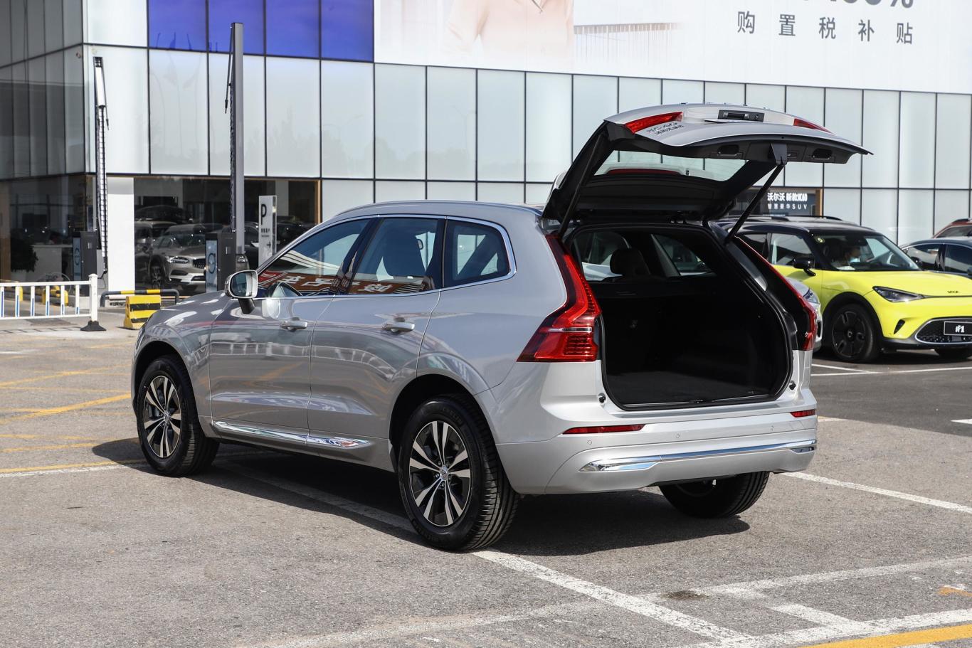 【沃尔沃XC60B5 四驱智逸豪华版后备厢开启45度侧拍图片-汽车图片大全】-易车