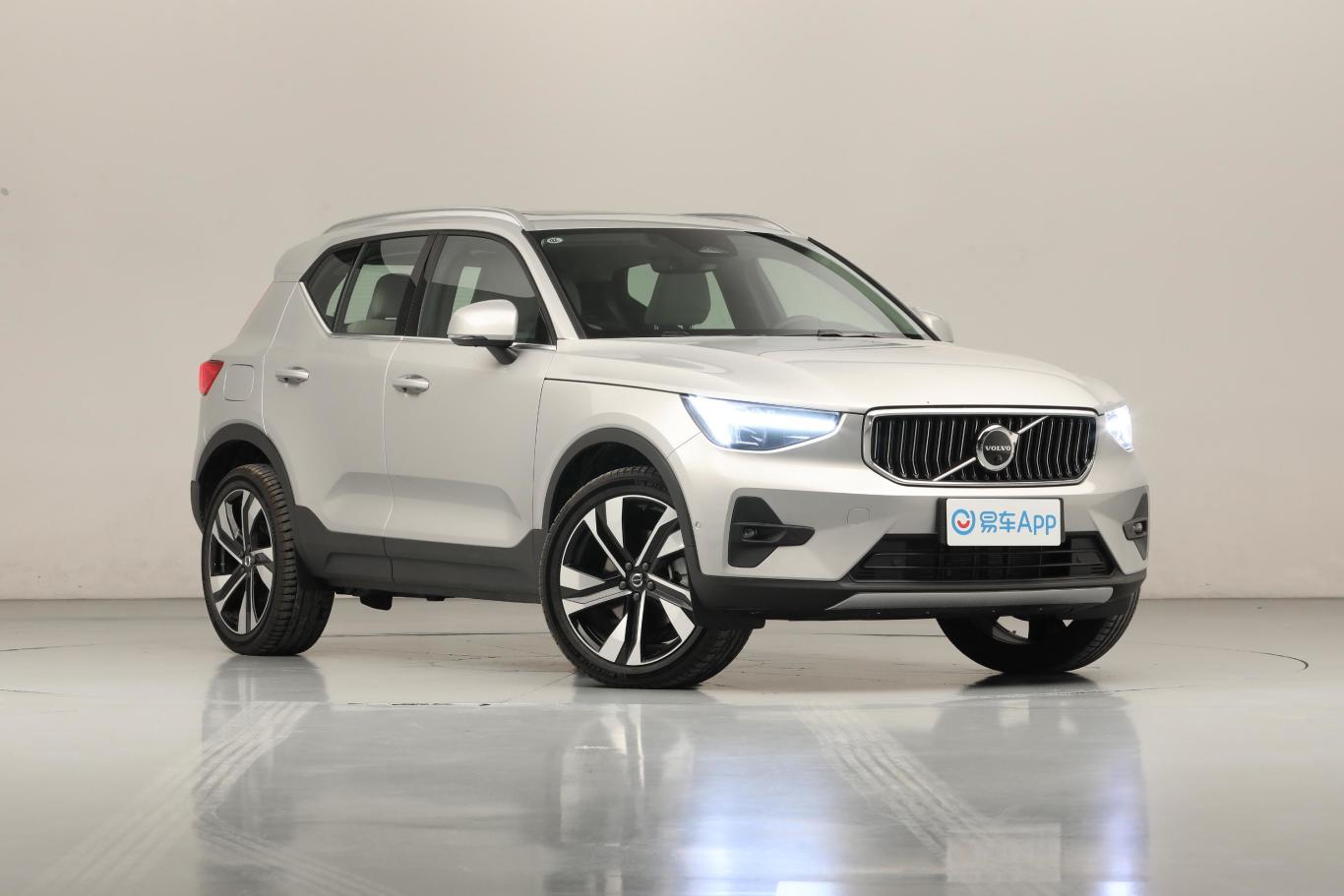 【沃尔沃XC40B4 四驱智雅豪华版侧前45度车头向右水平图片-汽车图片大全】-易车