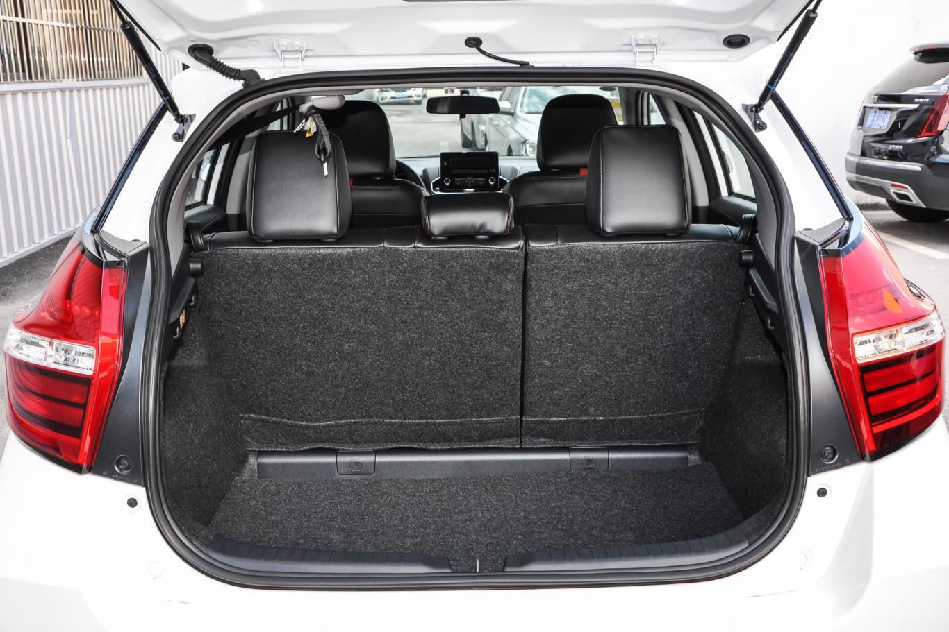 【YARiS L 致炫1.5L CVT 豪华PLUS版后备厢空间特写图片-汽车图片大全】-易车